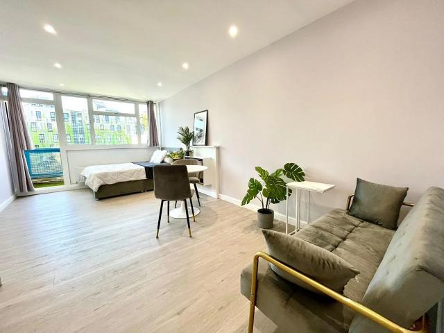Room at Deverell Street, Greater London