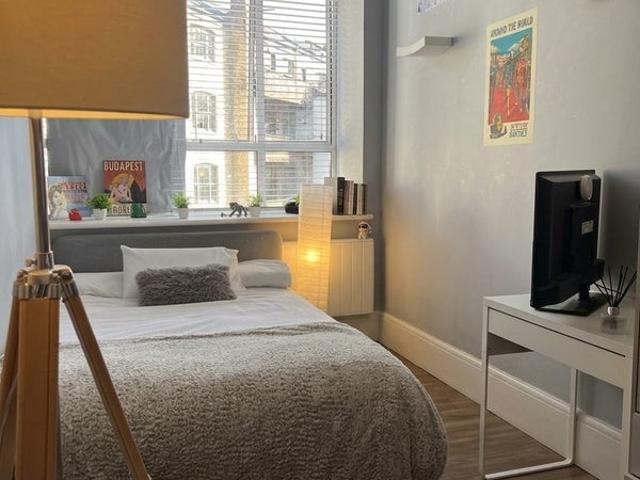 Room at Dingley Road, Greater London