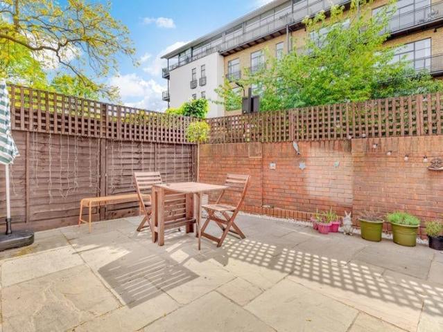 Room at Disraeli Close, Greater London