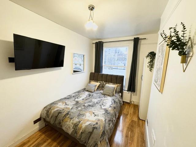Room at Disraeli Road, Greater London