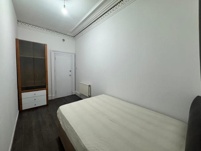 Room at Dixon Avenue, Glasgow