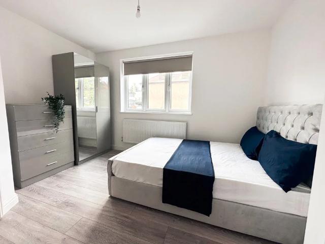 Room at Dollis Hill Avenue, Greater London