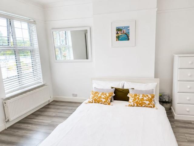 Room at Dolphin Road, Slough