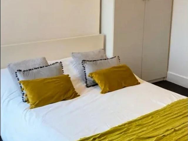 Room at Dolphin Road, Slough