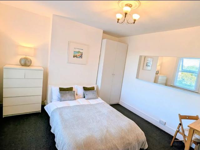 Room at Dolphin Road, Slough