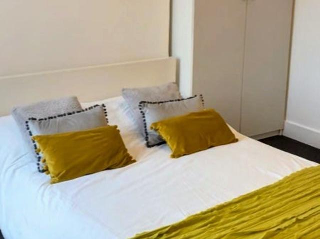 Room at Dolphin Road, Slough