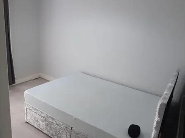 Room at Donald Road, Greater London
