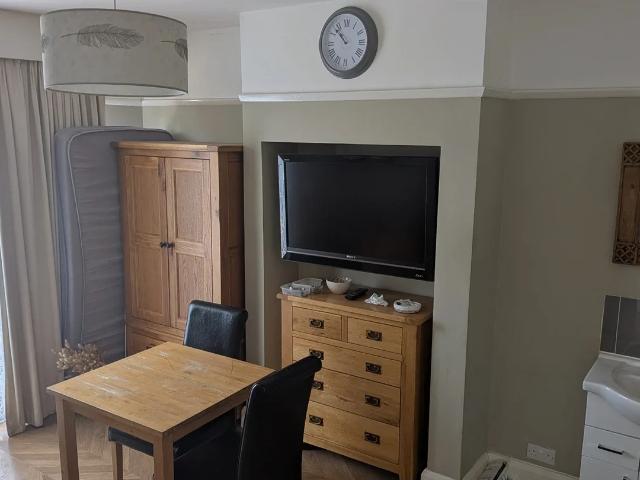 Room at Dorchester Avenue, Greater London