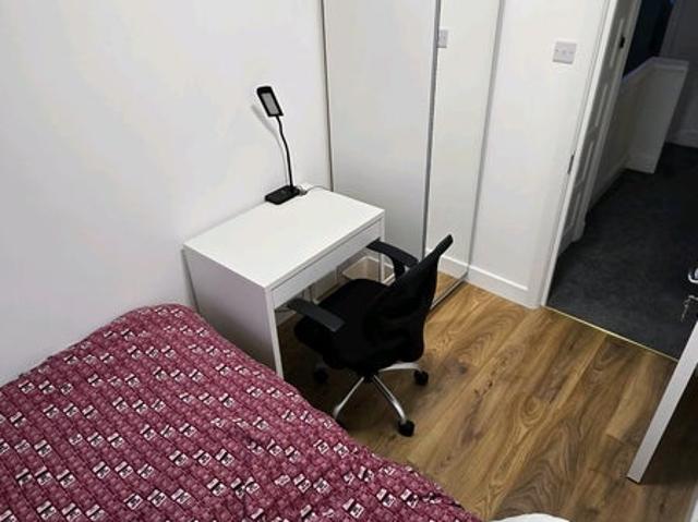 Room at Downe Road, Greater London