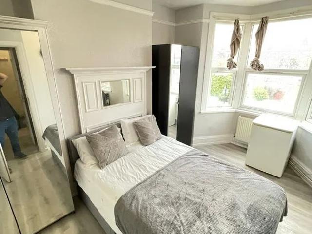 Room at Dowsett Road, Greater London