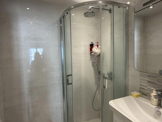 Room at Dove Road, Greater London