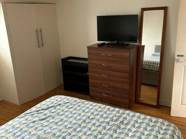 Room at Dover Close, Greater London