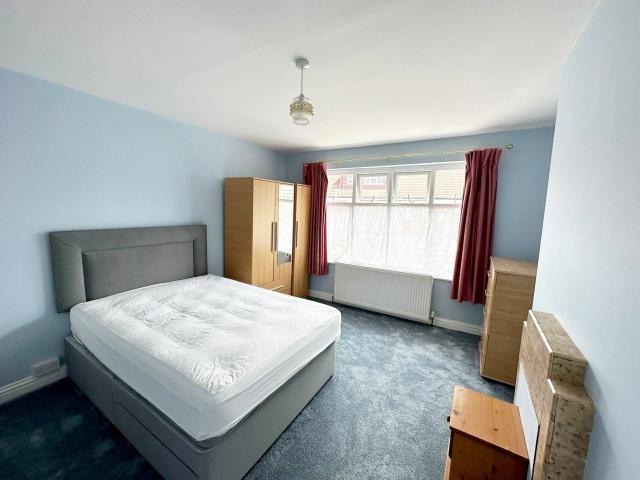 Room at Dovercourt Avenue, Greater London