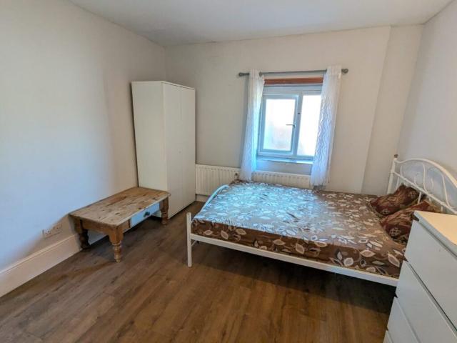 Room at Doyle Gardens, Greater London
