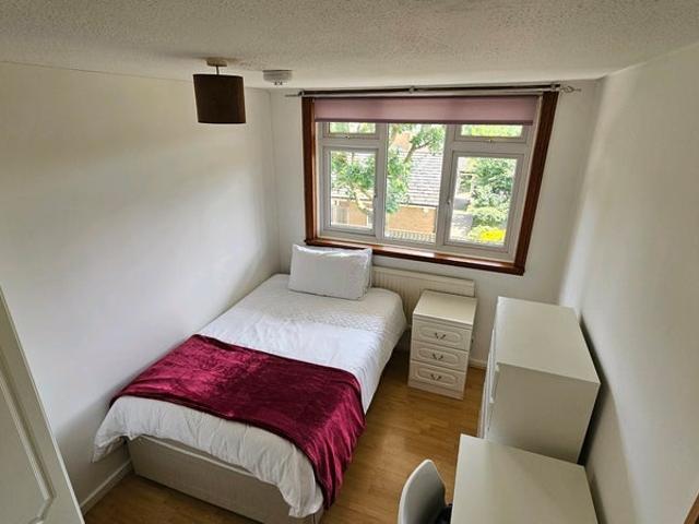 Room at Drummond Road, Greater London