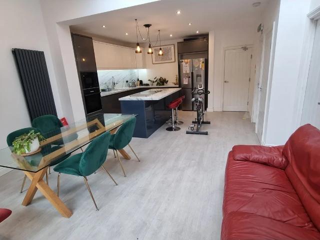 Room at Eton Avenue, Greater London