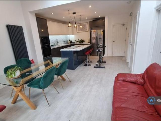Room at Eton Avenue, Greater London