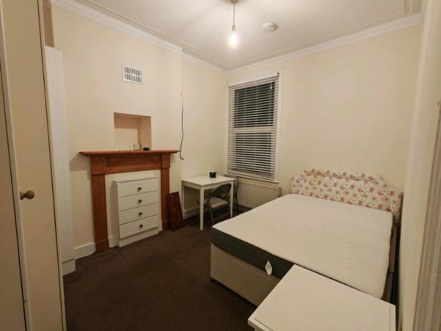Room at Eton Avenue, Greater London