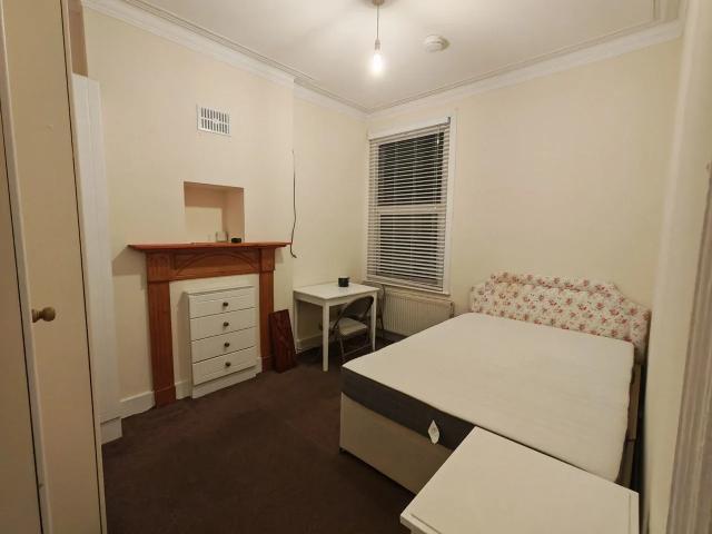 Room at Eton Avenue, Greater London