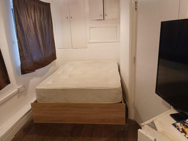 Room at Eton Avenue, Greater London