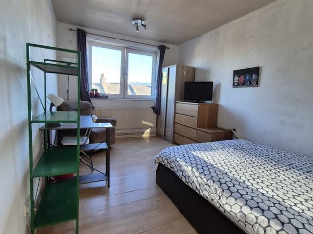 Room at Etta Street, Greater London
