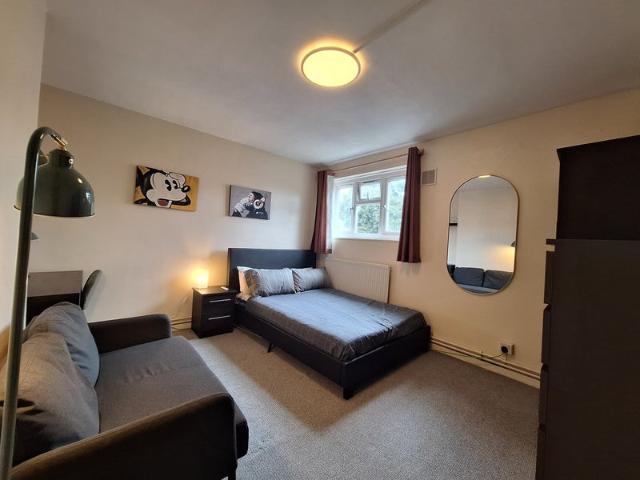 Room at Evelyn Walk, Greater London
