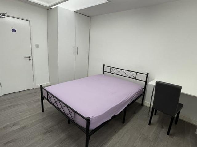 Room at Everard Avenue, Slough