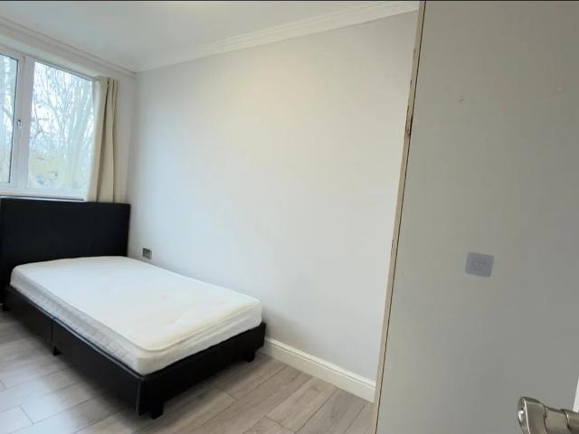 Room at Everglade Strand, Greater London