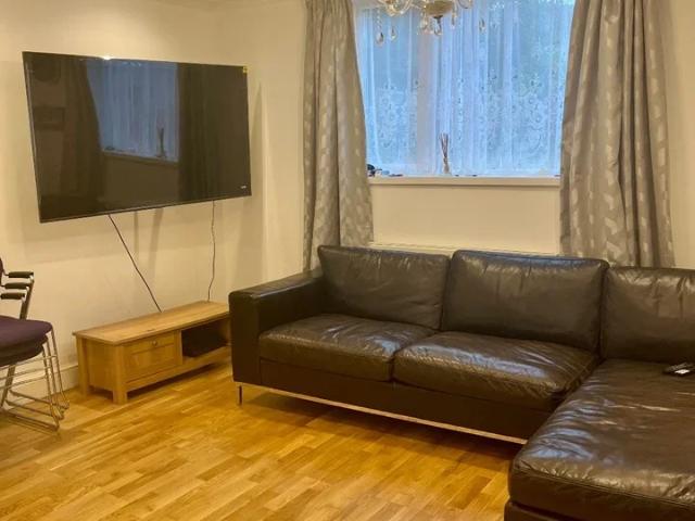 Room at Eversley Avenue, Greater London