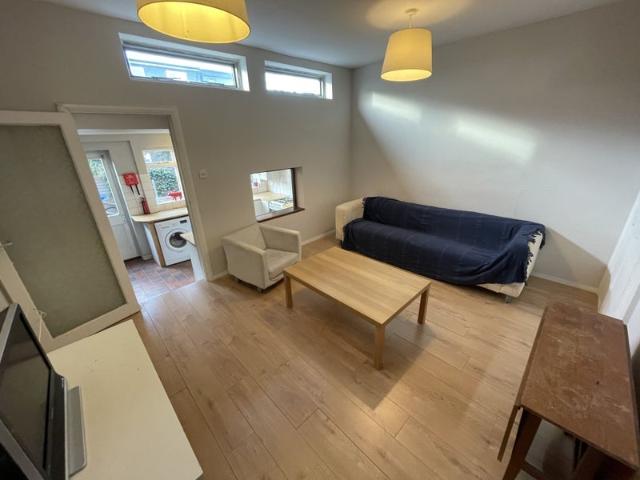 Room at East Avenue, Greater London