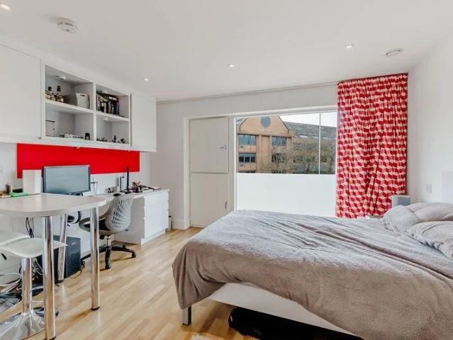 Room at East Road, Cambridge