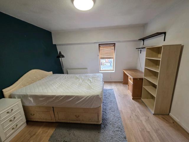 Room at East Road, Greater London