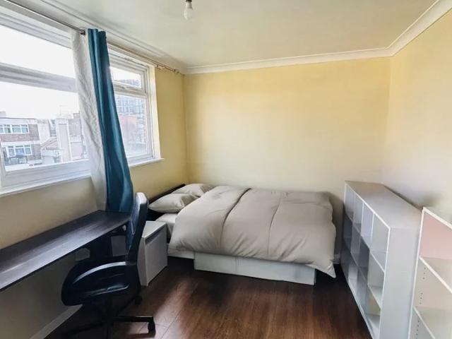 Room at East Road, Greater London