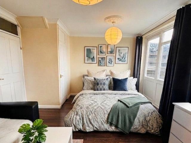 Room at East Road, Greater London