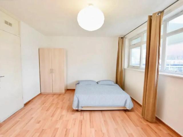 Room at East Road, Greater London