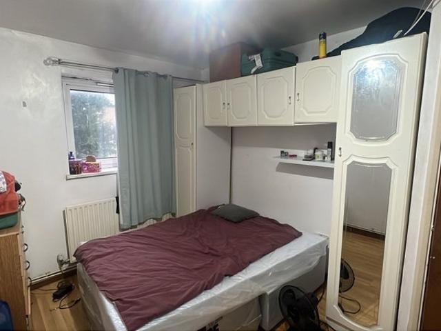 Room at East Road, Greater London