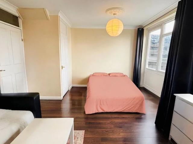 Room at East Road, Greater London