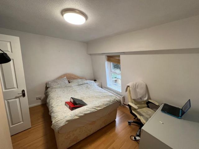 Room at East Road, Greater London