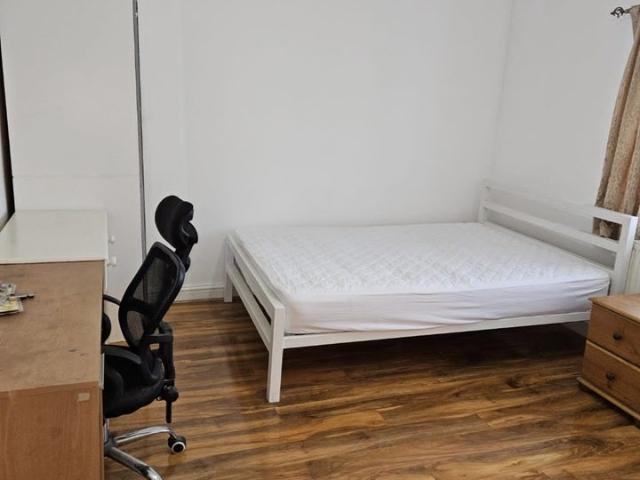 Room at Eastern Avenue, Greater London