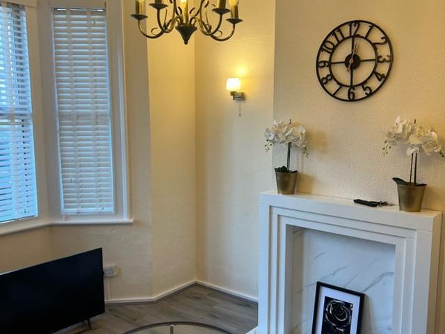 Room at Eardley Road, Greater London
