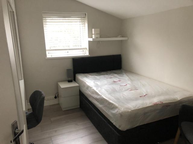 Room at Eardley Road, Greater London
