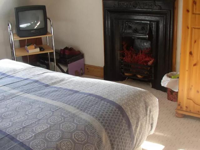 Room at Earlbank Avenue, Glasgow