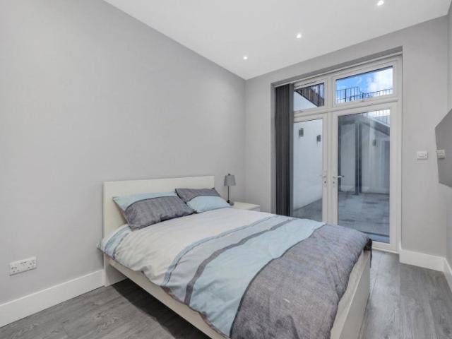 Room at Earlham Grove, Greater London