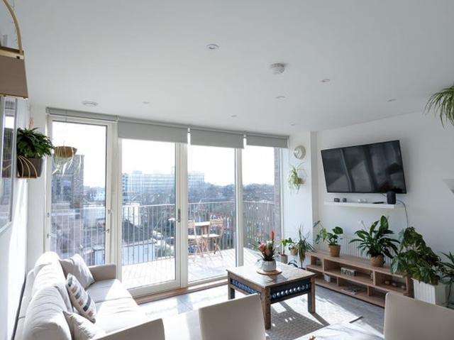 Room at Earlham Grove, Greater London