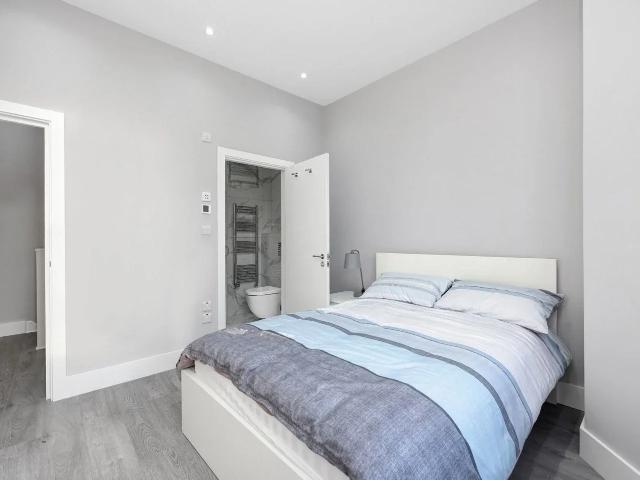 Room at Earlham Grove, Greater London
