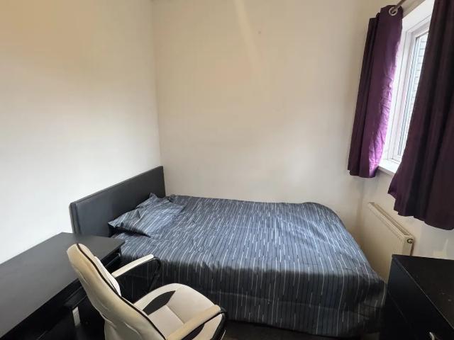 Room at Earlham Grove, Greater London