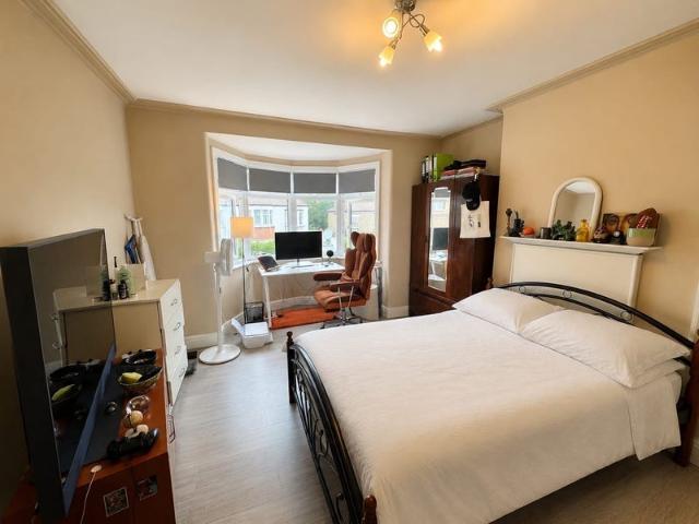 Room at Earlham Grove, Greater London