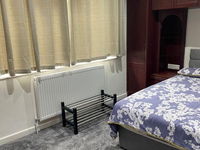 Room at Edgeworth Avenue, Greater London