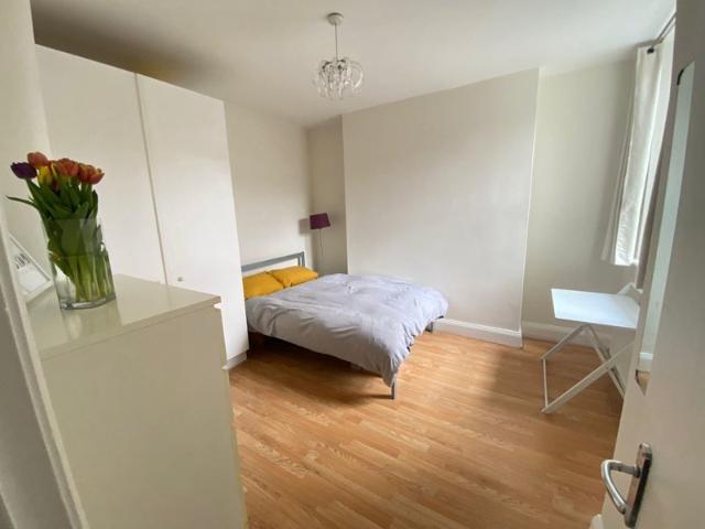 Room at Edgware Road, City of Westminster