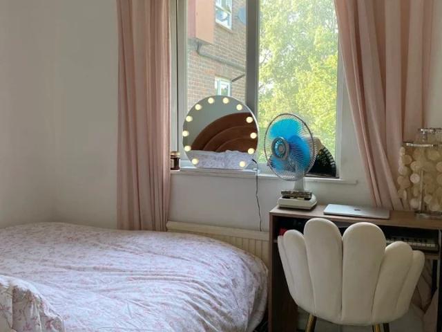 Room at Edwin's Mead, Greater London